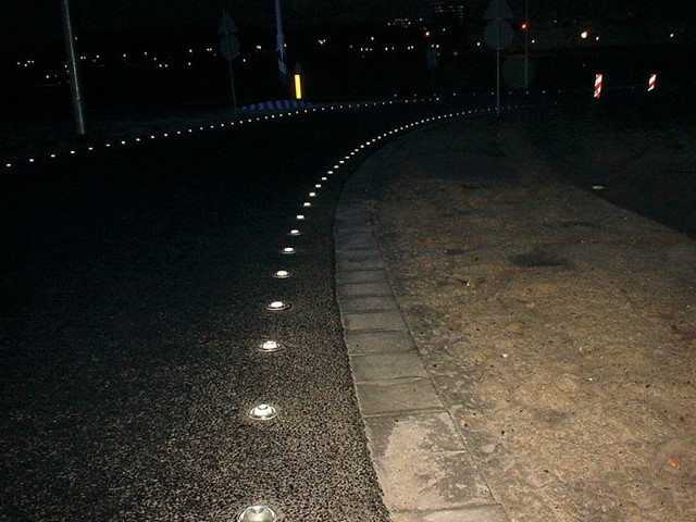 Glass Road Studs - Shawahid industrial roads co
